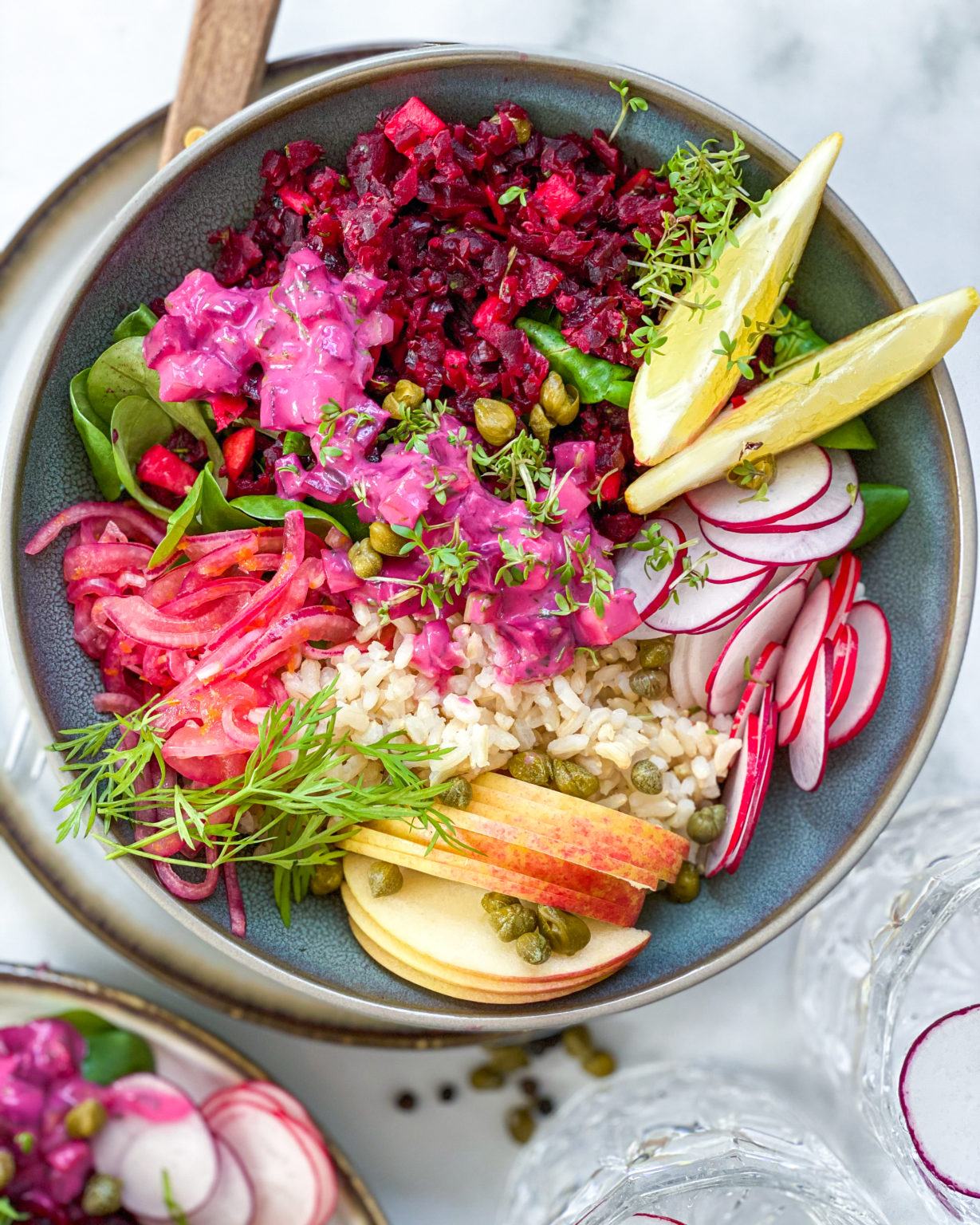 Rødbedetatar med russisk salat - Opskrift på vegansk forret