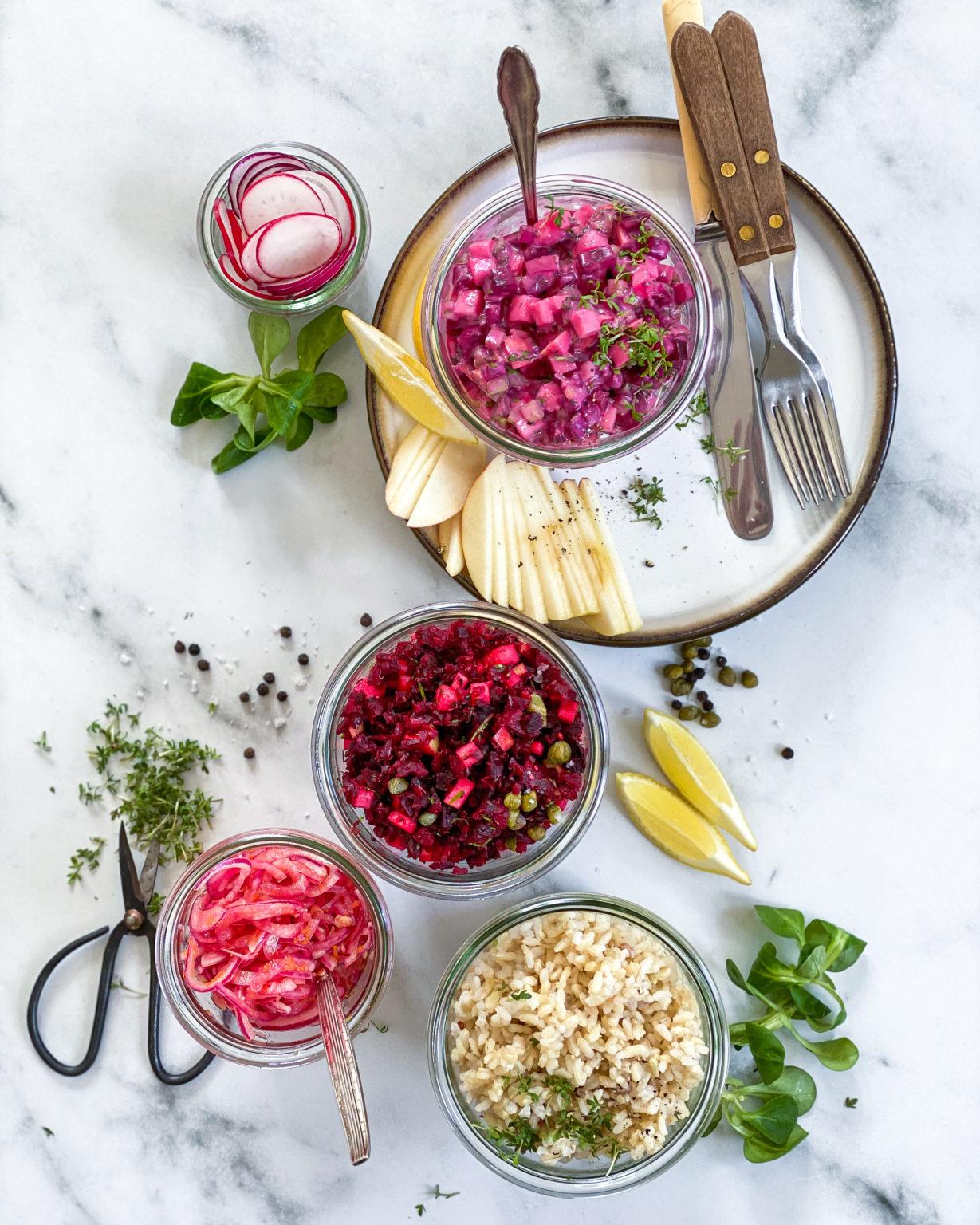 Rødbedetatar med russisk salat - Opskrift på vegansk forret