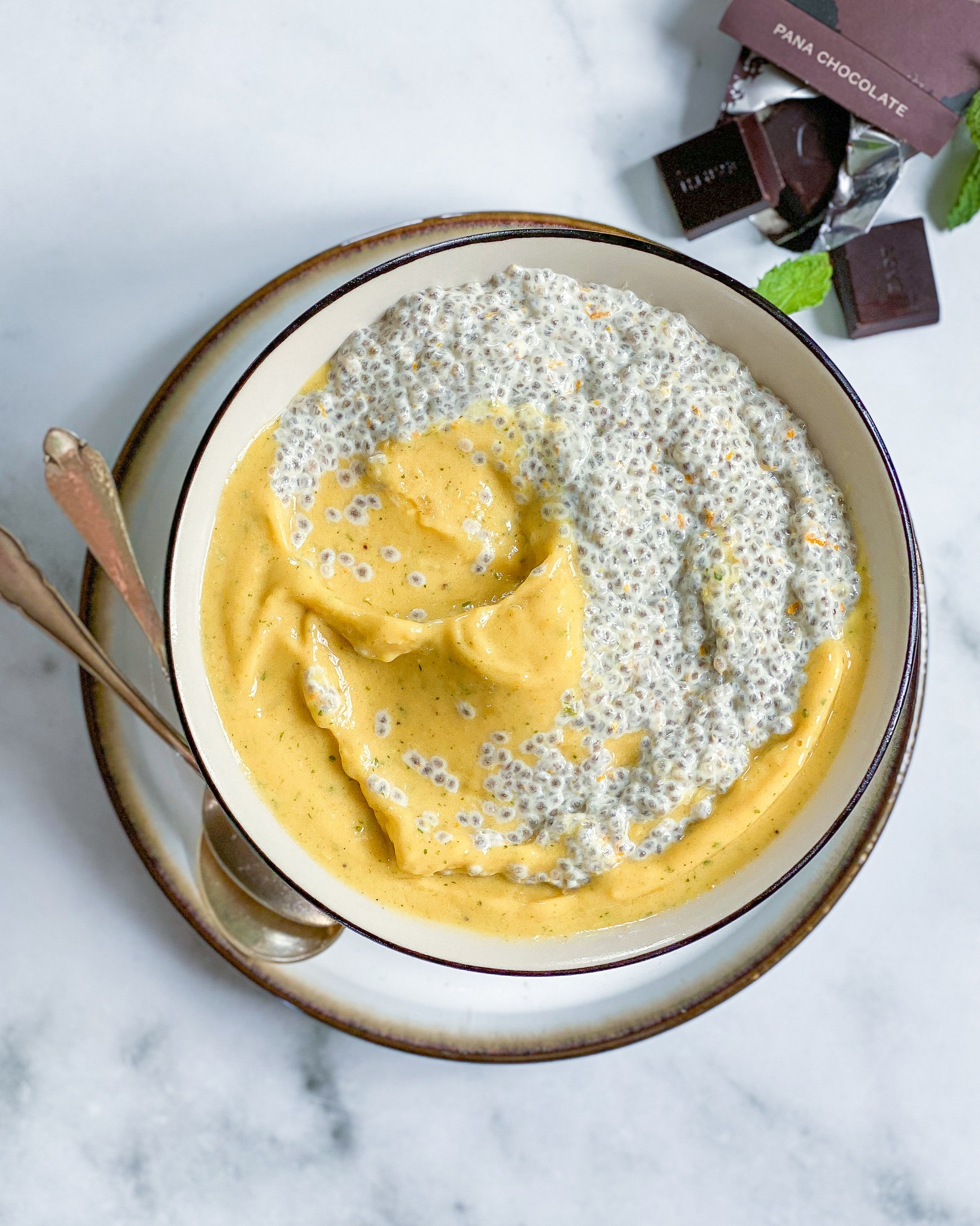 Gul Smoothie Bowl med chiagrød - Sund smoothiebowl med mango