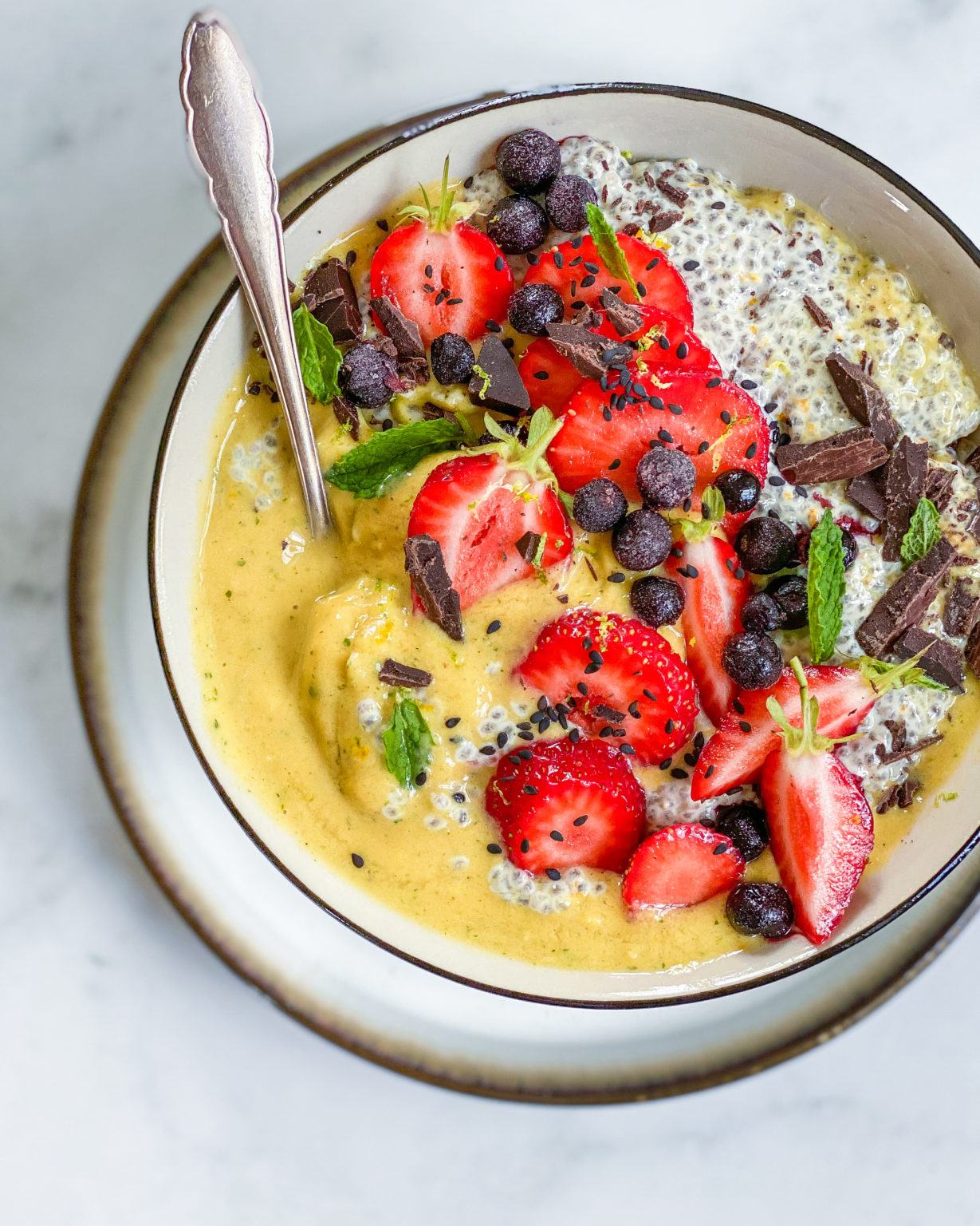 Gul Smoothie Bowl med chiagrød - Sund smoothiebowl med mango