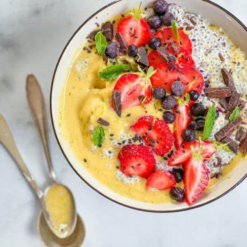 Gul Smoothie Bowl med chiagrød - Sund smoothiebowl med mango