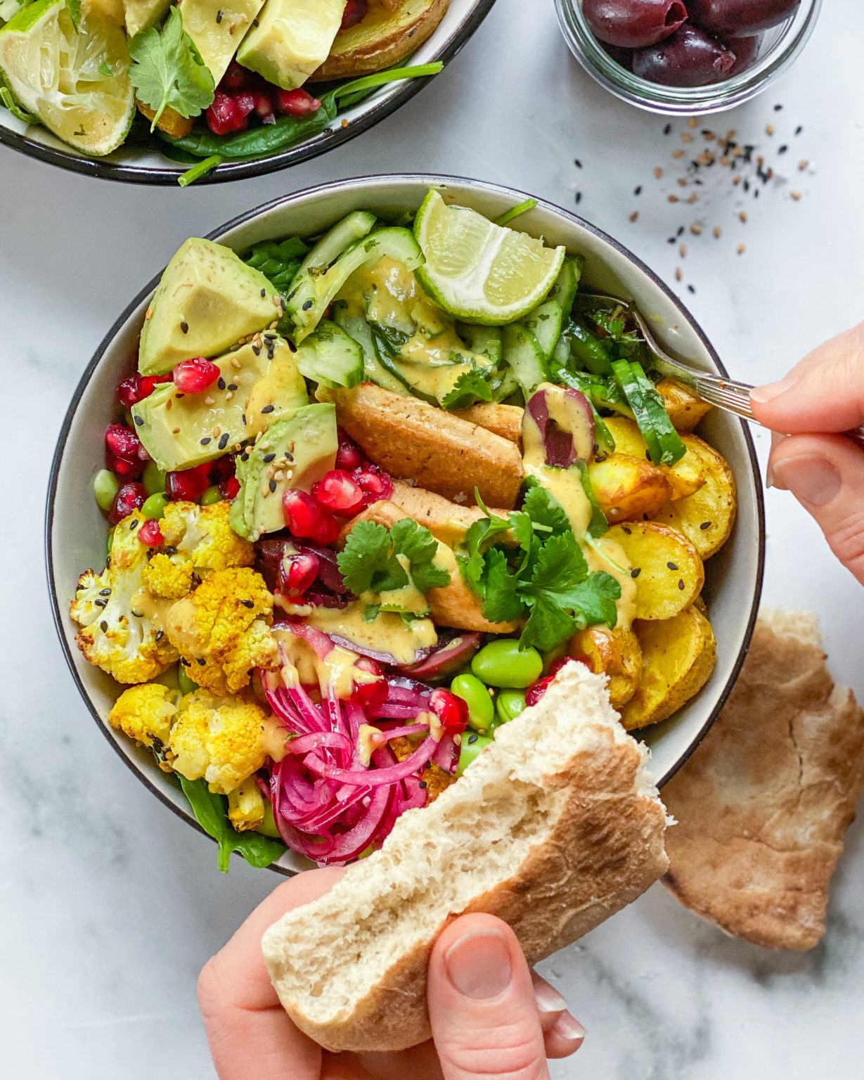 Falafel salat med ranch dressing og pitabrød - Vegansk aftensmad