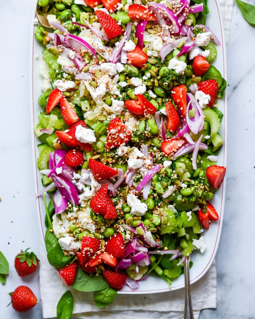 Salat med edamamebønner, feta og krydderurter