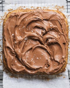 Svampet banankage - Nem banankage med karamel frosting