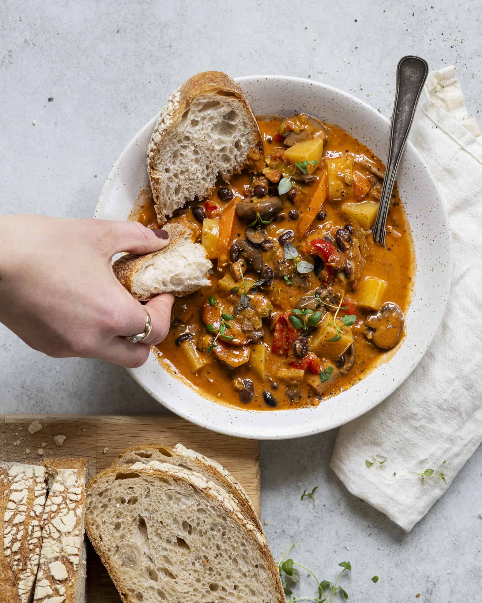 Vegetarisk gullash opskrift - Ungarsk gryderet med svampe