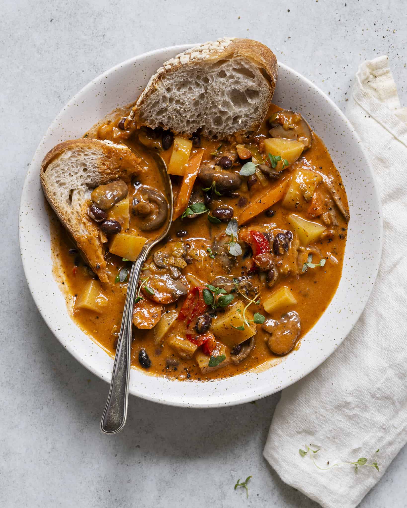 Vegetarisk gullash opskrift - Ungarsk gryderet med svampe