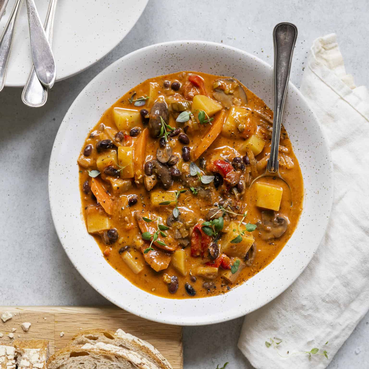 Vegetarisk gullash opskrift - Ungarsk gryderet med svampe